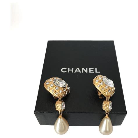 CHANEL VINTAGE LONG QUILTED CRYSTAL PEARL DROP EARRINGS Golden Metal