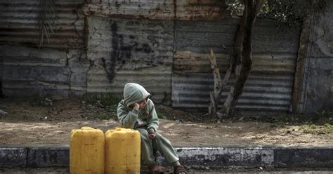 مياه ملوثة تنشر الأمراض خطر جديد يهدد الناجين من القصف في غزة
