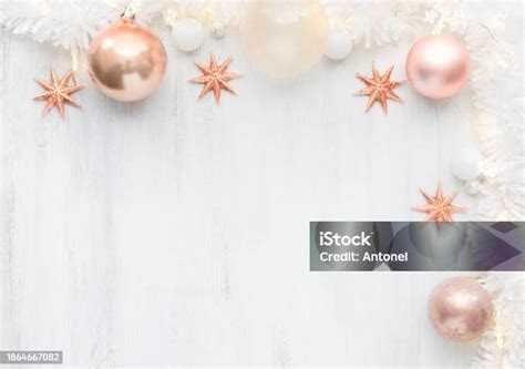 크리스마스와 새해 배경 와 휴일 훈장 와 화환 반짝이 크리스마스 공 별 통하고 있는 낡은 나무로 된 허름한 배경에 텍스트를 위한 빈 공간이 반짝이 조각에 대한 스톡 사진 및