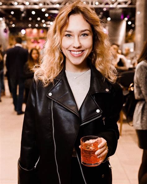 У окулярах і з коротким темним волоссям Даша Квіткова приголомшила фанів змінами у зовнішності