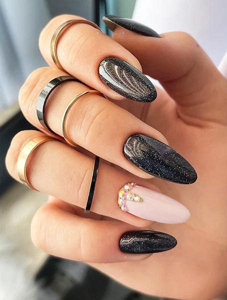 ۴۰ مدل کاشت ناخن بادامی، مدلی بسیار شیک برای خانم های باکلاس رز سرخ