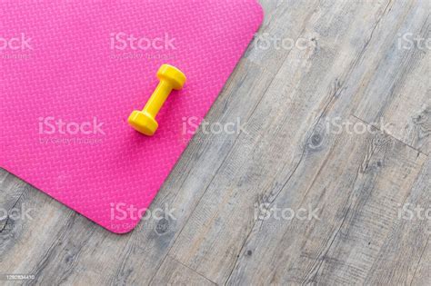 나무 바닥 배경에 빈 분홍색 고무 바닥에 아령 복사 공간 건강과 운동 개념과 최고 보기 0명에 대한 스톡 사진 및 기타 이미지