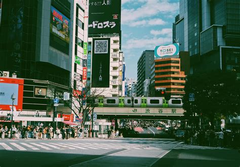 互動 交通 人 人行道 公共場所 動態 商業 商業區 城市 城市探索 城市生活 城市規劃 天空 天際線 屋頂