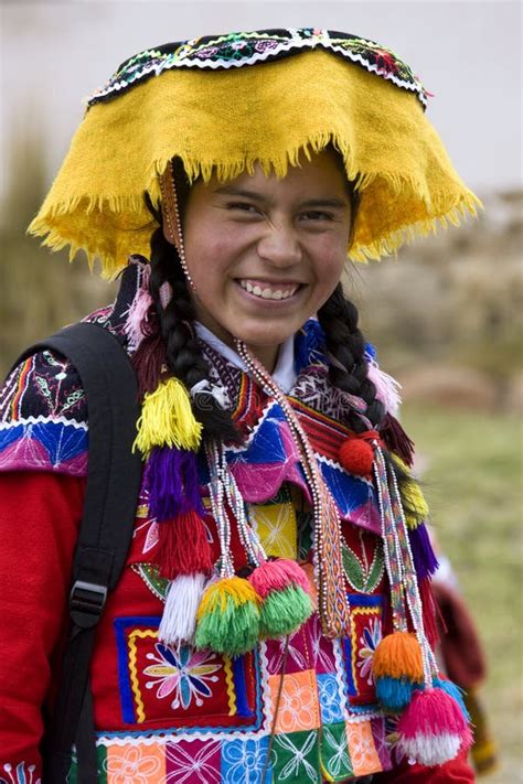 Jovencita Peruana Con Ropa Tradicional En El Lago De La Isla De Uros Titicaca Peru Fotograf A