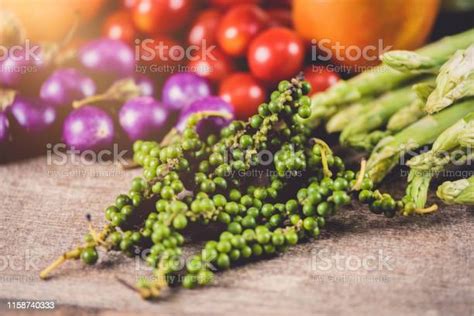 나무 테이블에 포도 나무에 신선한 녹색 고추 옥수수와 배경으로 야채의 다양한 종류 가지 채소에 대한 스톡 사진 및 기타 이미지 가지 채소 고추류 과일 Istock