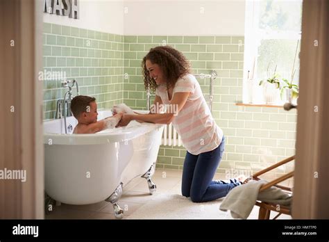Mutter und Sohn Spaß am Baden zusammen Stockfotografie Alamy