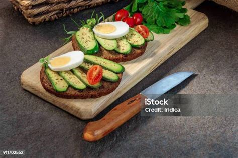 샌드위치 씨앗 아보카도 계란 커팅 보드에 체리 토마토 칼은 근처 어떤 씨앗 없이 아보카도 칵테일 아보카도입니다 오이 아보카도 0