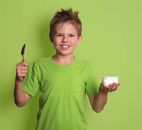 2300 Chico Yogur Fotografías De Stock Fotos E Imágenes Libres De
