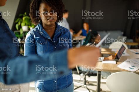 새로운 전략을 논의 할 때 동료 프로젝트 보고서를 보여주는 사업가 20 24세에 대한 스톡 사진 및 기타 이미지 20 24세