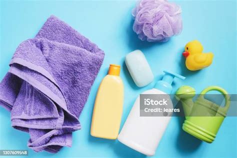 유기농 베이비 화장품 피부와 헤어 케어를 위한 천연 어린이 제품 오렌지 샴푸 병 보습 로션 비누 바 스폰지 노란색 고무 오리와 보라색 수건 0명에 대한 스톡 사진 및 기타