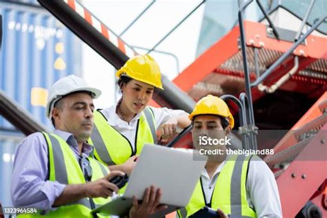대형 창고에서 노트북을 작업하는 창고 관리자와 작업자 그들은 중공업 제조 시설에서 일합니다 건설 산업에 대한 스톡 사진 및 기타 이미지 Istock
