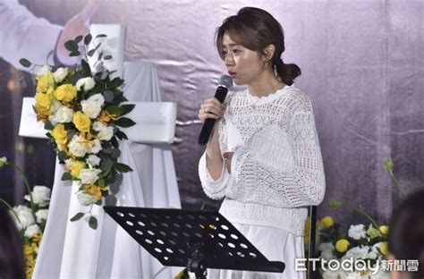 王瞳看到「婚紗照」癱軟大哭 身穿蜜月白衣「當作今天跟你辦婚禮喔」 Ettoday星光雲 Ettoday新聞雲
