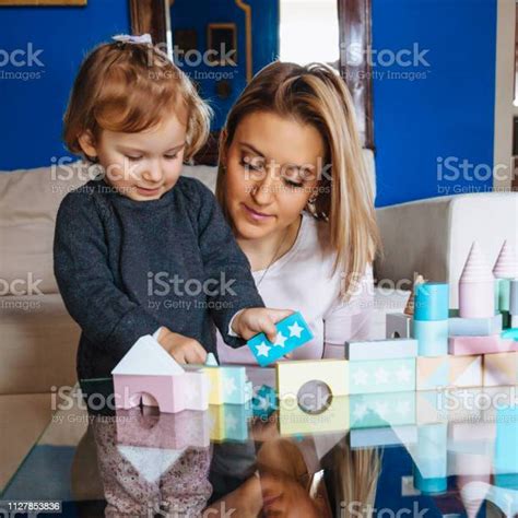 엄마와 딸 건설 장난감을가지고 노는 2명에 대한 스톡 사진 및 기타 이미지 2명 가정 생활 개발 Istock