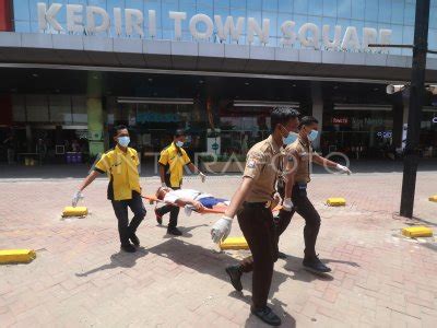 Simulasi Tanggap Bencana Gempa Bumi ANTARA Foto