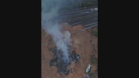 廣東梅州路陷增至24死30傷 黃坤明王偉中要求全力做好救援救治 【now新聞台】廣東 梅州一條高速公路有路面塌陷，最少20輛車跌入大坑，事故