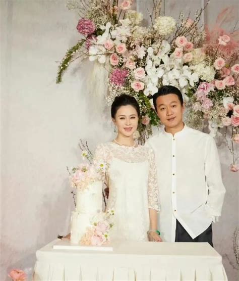 佟大为为老婆关小悦庆生！两人结婚17年生三胎，穿粉长裙好美啊！