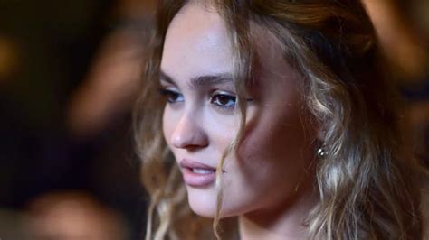 Lily Rose Depp amoureuse officialisation avec sa chérie tatouée loin