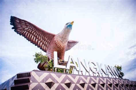 Dataran Lang Photo Stock Image Du Vacances Oiseau Statue 33508470