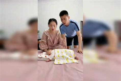 做妈妈的，好像都有过这个动作吧！反正我有过 动作 妈妈