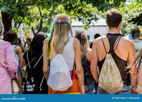 Captura De Pantalla Trasera De Dos Adultos Marchando Por La Igualdad De