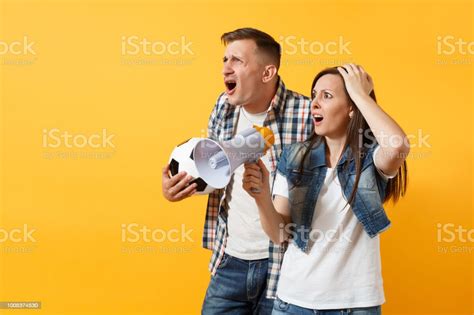 화가 생상 미친 커플 여자 남자 축구 팬 들 비명 손실의 화가 축구 공 노란 배경에 고립 된 확성기 좋아하는 팀의 목표 스포츠