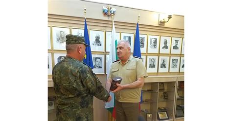 Началникът на отбраната награди военен спасил жена от ограбване