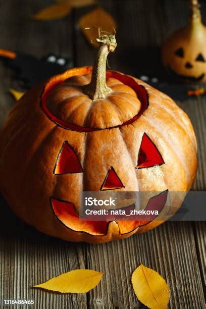 호박과 할로윈 디자인 할로윈의 끔찍한 상징 잭 오 랜턴 불꽃과 몇 가지 작은 페인트 Gourds호박의 무서운 머리 빛나는 얼굴 트릭 또는 치료 공간을 복사합니다 어두운 색에