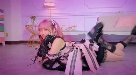 ピンク髪のツイン女子がミニスカで色っぽダンスを披露！ 破壊力抜群の小悪魔ポーズに胸キュンの声続出 ニコニコニュース オリジナル