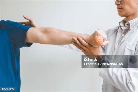 물리 치료사 남자 주는 운동 선수 남성 환자 물리 치료 개념의 팔과 어깨에 대 한 아령 치료와 함께 운동 운동에 대한 스톡 사진 및 기타 이미지 Istock