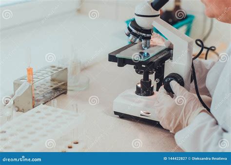 Een Arts In Een Medisch Laboratorium Die Bloedmonsters Met Een