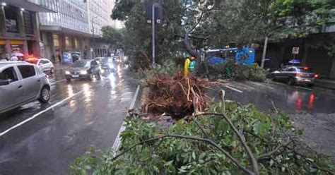 Chuva em BH fotos e vídeos de estragos da tempestade viralizam nas redes Gerais Estado de Minas