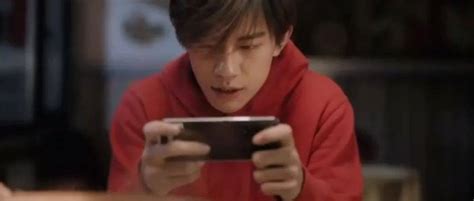 易烊千玺戴得了蒂芙尼抗得了大葱摸个小狗都那么帅最后还痛失本名这个男人真的是又man又搞笑 新华社 奇迹 英雄