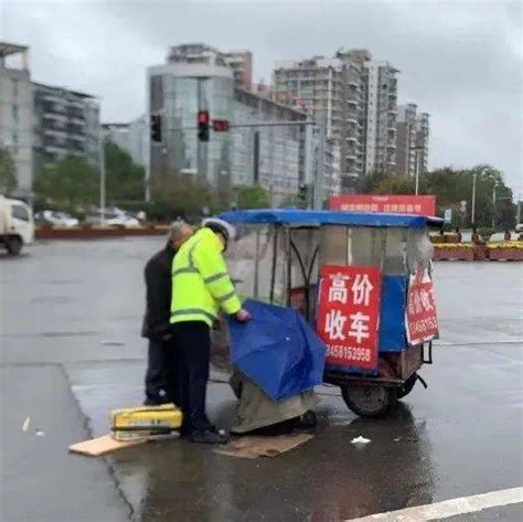 蓬溪街头电动三轮车与小车相撞，有人受伤！巡逻唐浩城区
