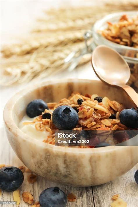 건강 한 아침 식사 그릇 요구르트 그 라 놀라 딸기와 견과류 선택적 초점 0명에 대한 스톡 사진 및 기타 이미지 0명 과일