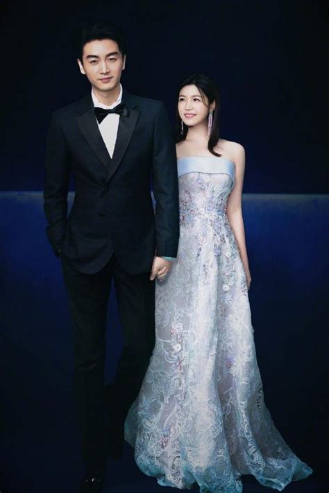 陈晓陈妍希夫妇久违同框 甜蜜牵手深情对视撒狗粮新浪图片