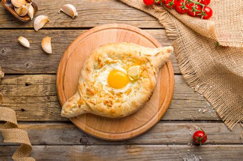 치즈 달걀 버터를 곁들인 아자라 카차푸리 그루지야 부엌 나무 테이블 상단 보기 0명에 대한 스톡 사진 및 기타 이미지 0명 갈색 계란 노른자 Istock