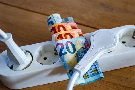 전기 및 일상 생활 비용의 상승을 설명하기 위해 플러그와 유로 지폐와 파워 스트립 0명에 대한 스톡 사진 및 기타 이미지 0명 가격 가정 생활 Istock