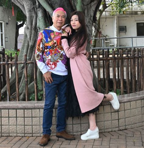今日頭條 72歲資深男星宣佈「與小36歲女友結婚」！七套房產全給女友「前妻兒無份」 女方身份曝光網友一片嘩然：圖什麼呢