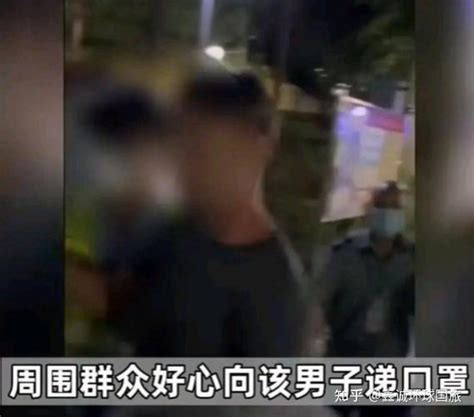 成都一老外拒戴口罩 民警帮戴被打掉 知乎