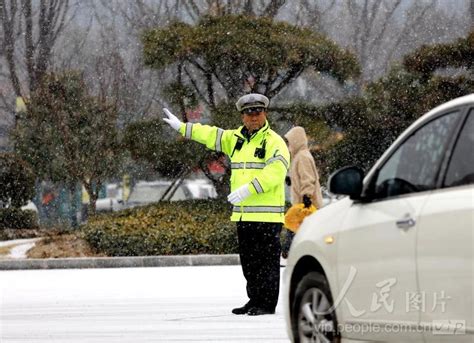 陕西渭南：战风雪 护春运 人民图片网
