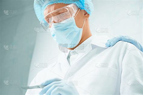 男子外科医生在手术