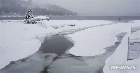 캘리포니아 폭설 계속 주요 고속도로 전면 폐쇄 시에라 네바다 산길도