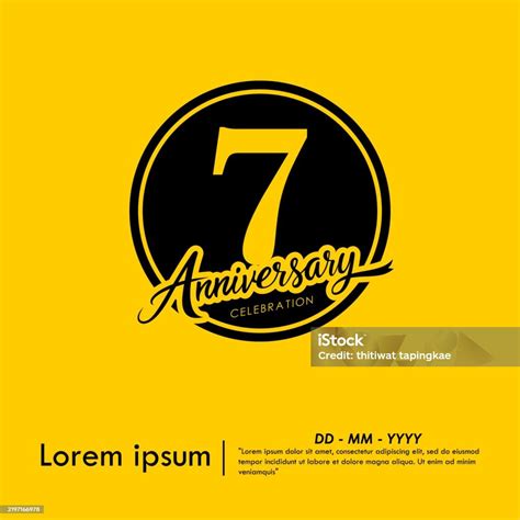 창립 7 주년 기념 엠블럼 검은 기념일 로고는 노란색 배경에 리본으로 고립되어 있습니다 웹 전단지 포스터 인사말 카드에 대 한 벡터 일러스트 레이 션 템플릿 디자인 7에