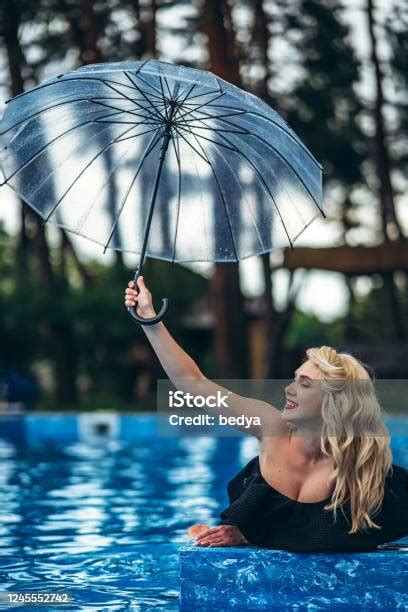 Cukup Pin Up Bergaya Pirang Dalam Pakaian Renang Vintage Hitam
