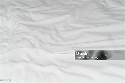 호텔에서 손님 사용 후 패턴이 있는 흰색 구겨지거나 주름진 침구 시트 또는 담요 복사 공간이 있는 리조트 객실 어수선한 담요 배경 질감 0명에 대한 스톡 사진 및 기타