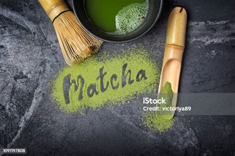 대나무 국자와 유기농 녹색 말 차 가루에서 글자에 최고의 보기 0명에 대한 스톡 사진 및 기타 이미지 0명 가루로 빻은 거품기 Istock