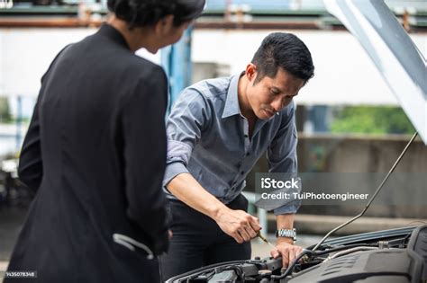 길가에서 부서진 여자의 차를 확인하고 고치는 것을 돕는 사업가 개념에 대한 스톡 사진 및 기타 이미지 개념 거리 검사 보기 Istock