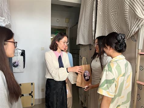 中秋送关怀，月饼飘香暖人心——艺术学院领导班子深入宿舍慰问学生 青岛科技大学艺术学院