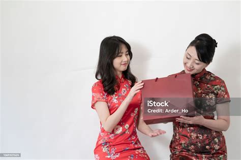 두 아시아 여자 어머니와 딸 딸의 어머니의 날을 축하하기 위해 어머니에게 선물을주는 20 29세에 대한 스톡 사진 및 기타