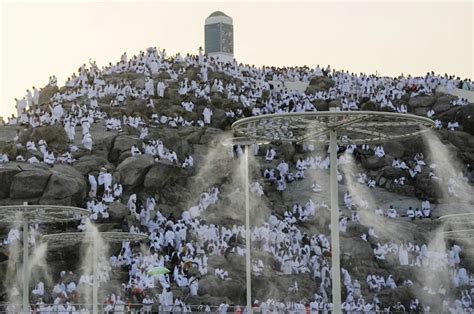 لأداء ركن الحج الأعظم 15 مليون حاج يفدون إلى جبل عرفات الميادين